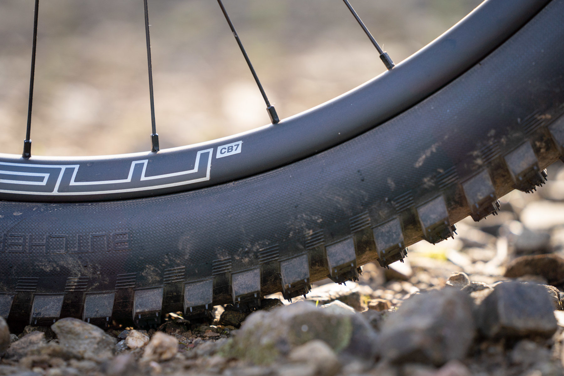 Stan's NoTubes Flow CB7 wheels go carbon with new asymmetric rims