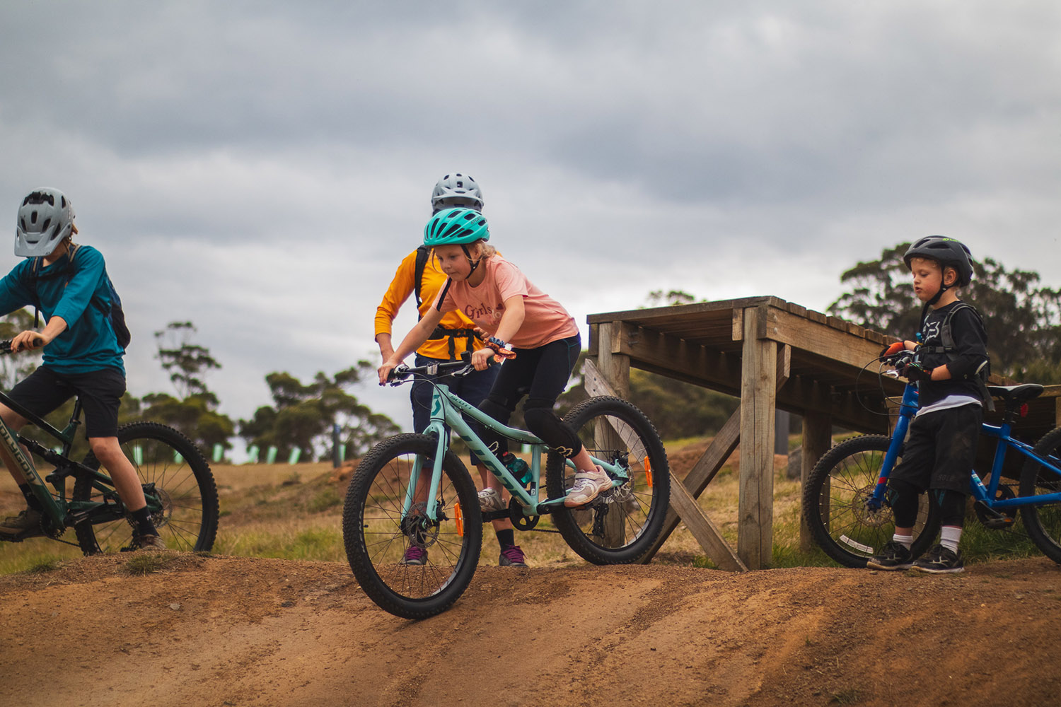 9 tips to give your kids more confidence on the trails