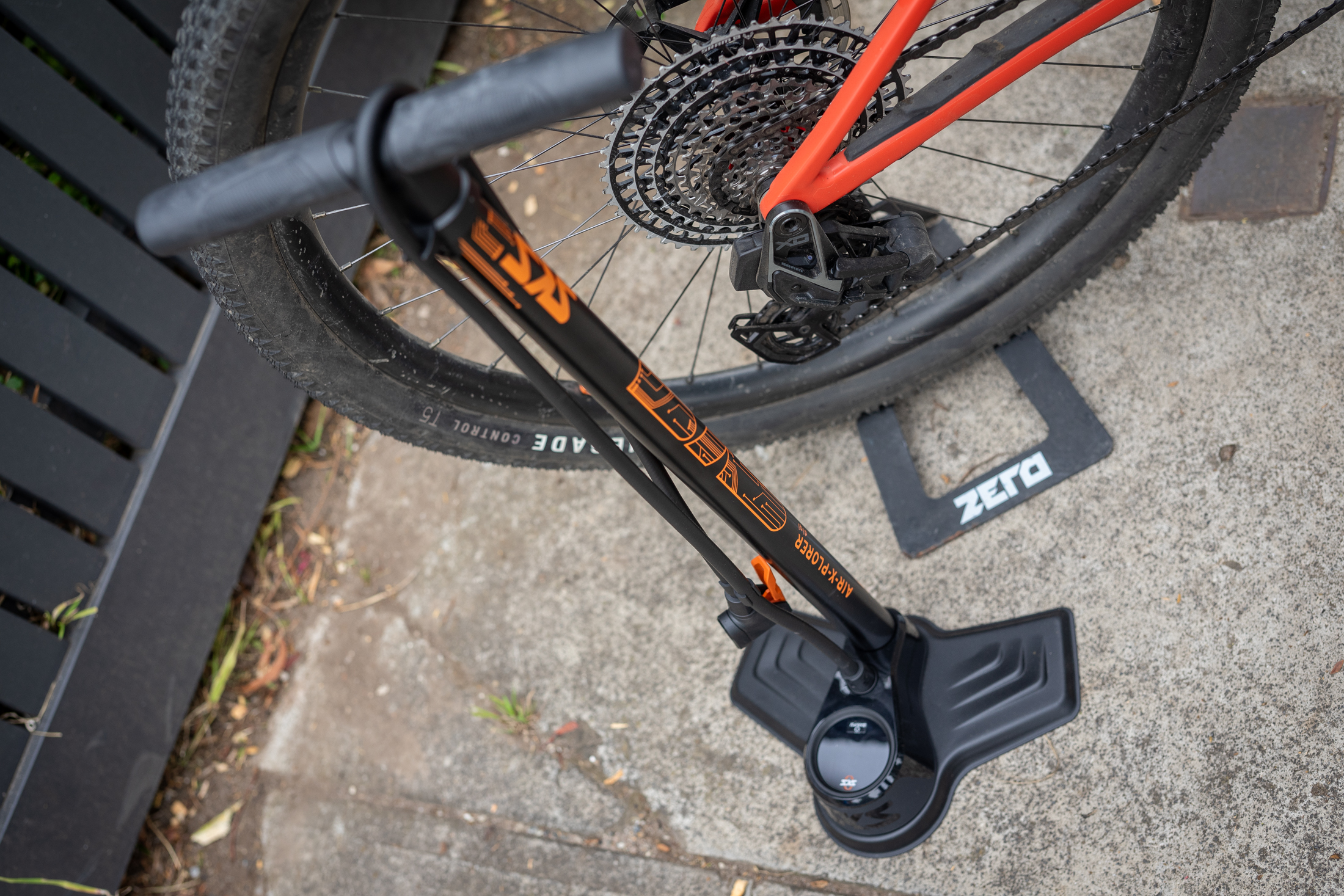 Fresh Produce | SKS AIR-X-PLORER 10.0 DIGI Floor Pump - Flow Mountain Bike